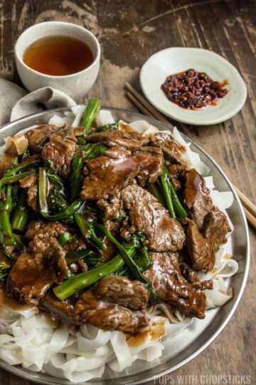 Saucy Beef Chow Ho Fun with Gravy (菜遠牛河) - Pups with Chopsticks